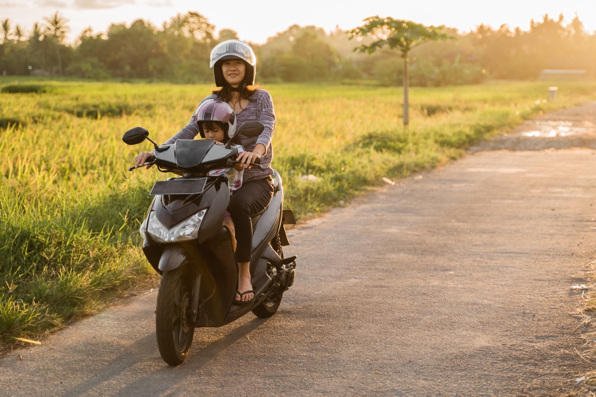 Kinder auf dem Roller mitnehmen: Regeln und Sanktionen